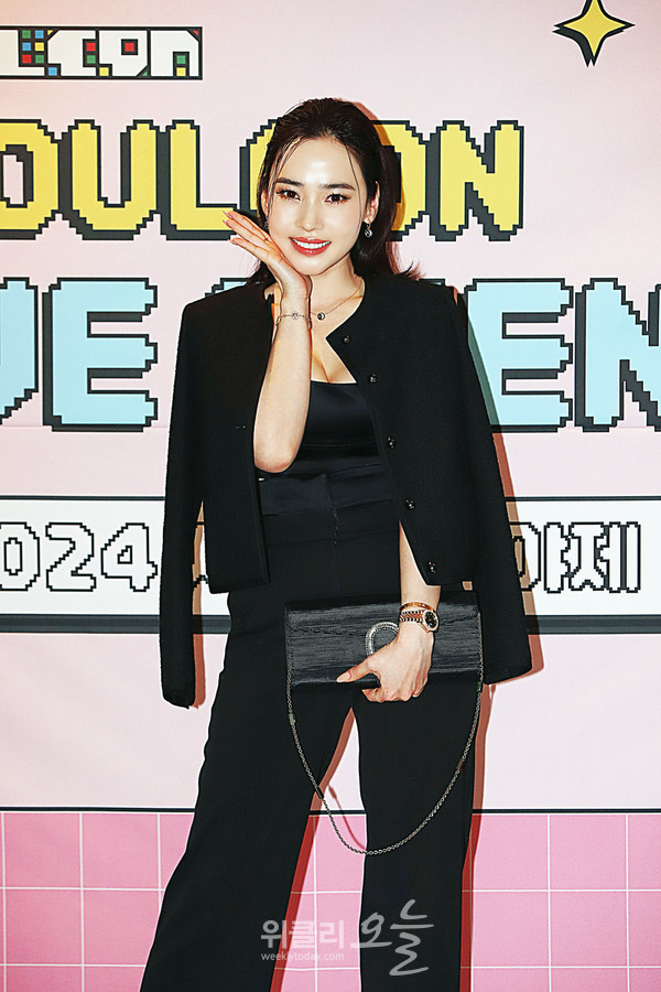 [WT포토] 배우 둘건 어드후, ‘꽃받침 미소’(2024 서울콘 전야제)